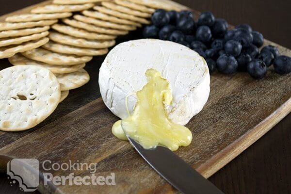Easy Baked Brie - Cooking Perfected